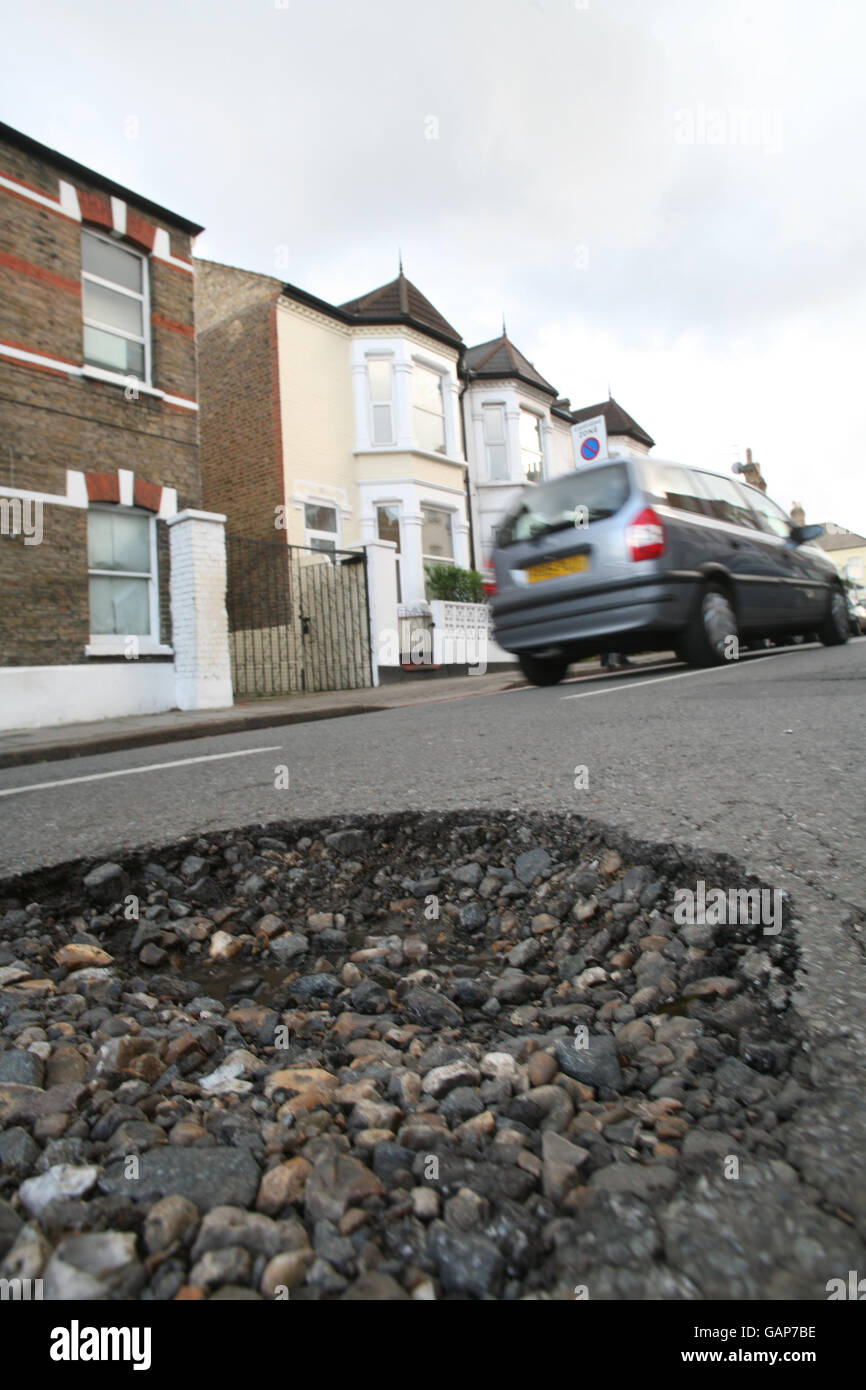London street pothole hi-res stock photography and images - Alamy