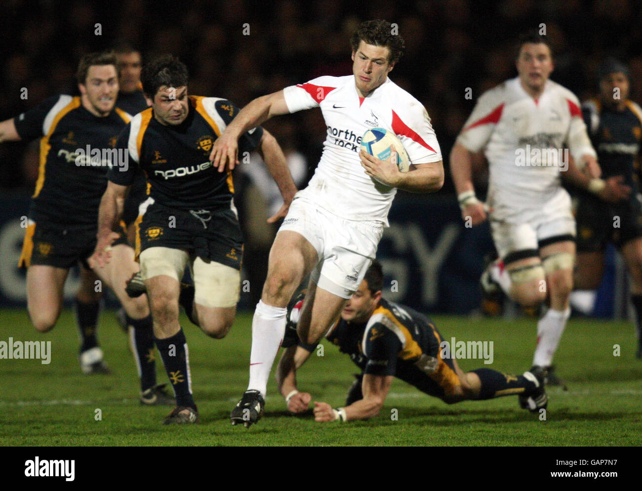 Newcastle's Tim Visser gets away from Worcester's Thinus Delport and ...