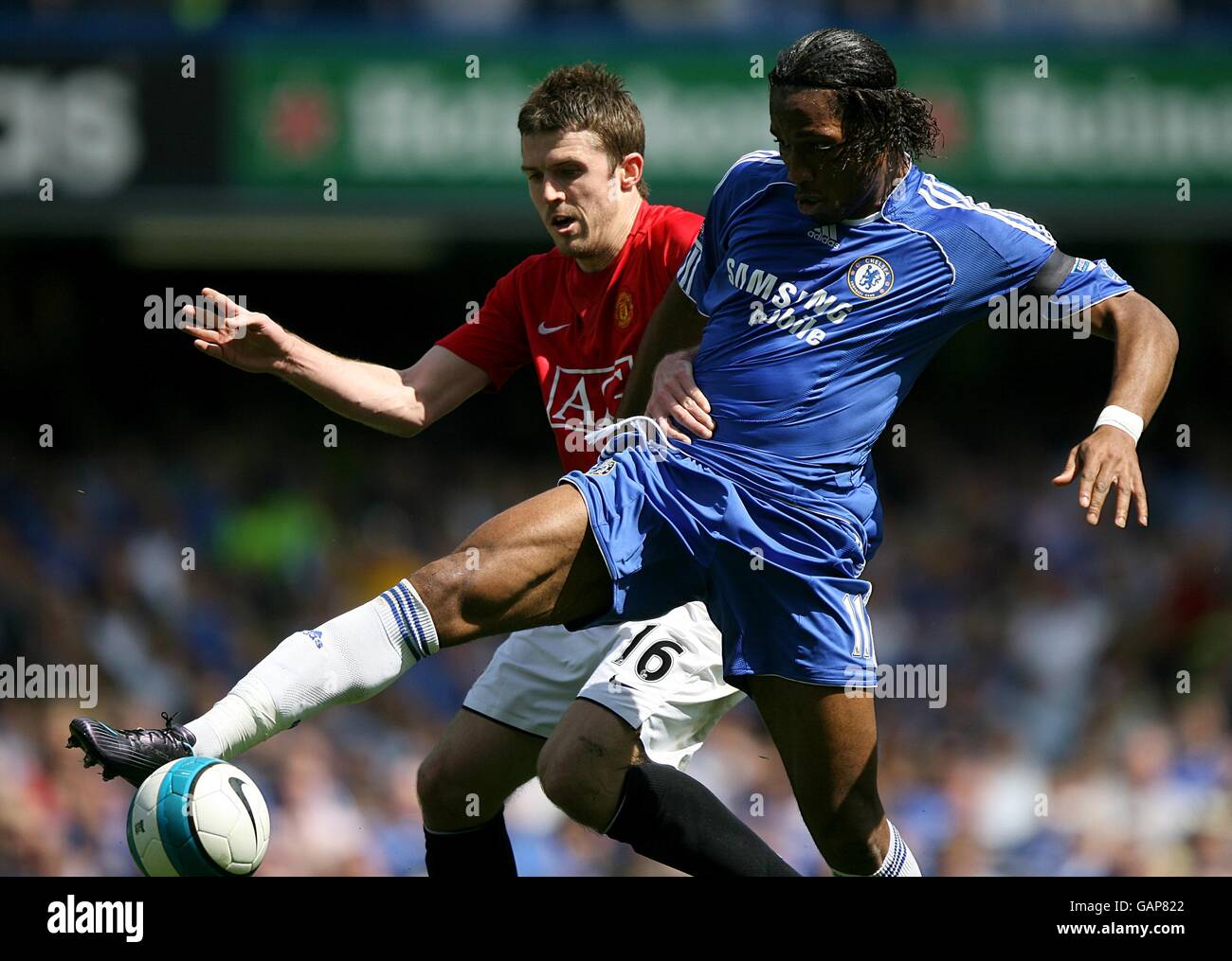 Manchester uniteds michael carrick chelseas didier battle for the ball ...
