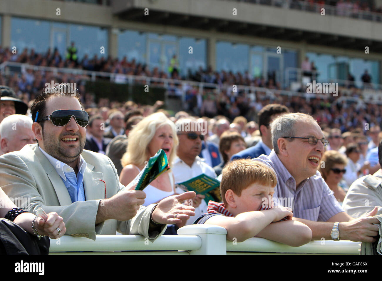 Horse racing crowd cheer hi-res stock photography and images - Alamy