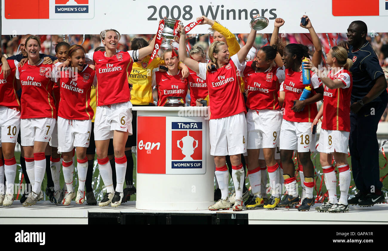 Arsenal's Faye White (l) and Jayne Ludlow lift the FA Cup Stock Photo ...