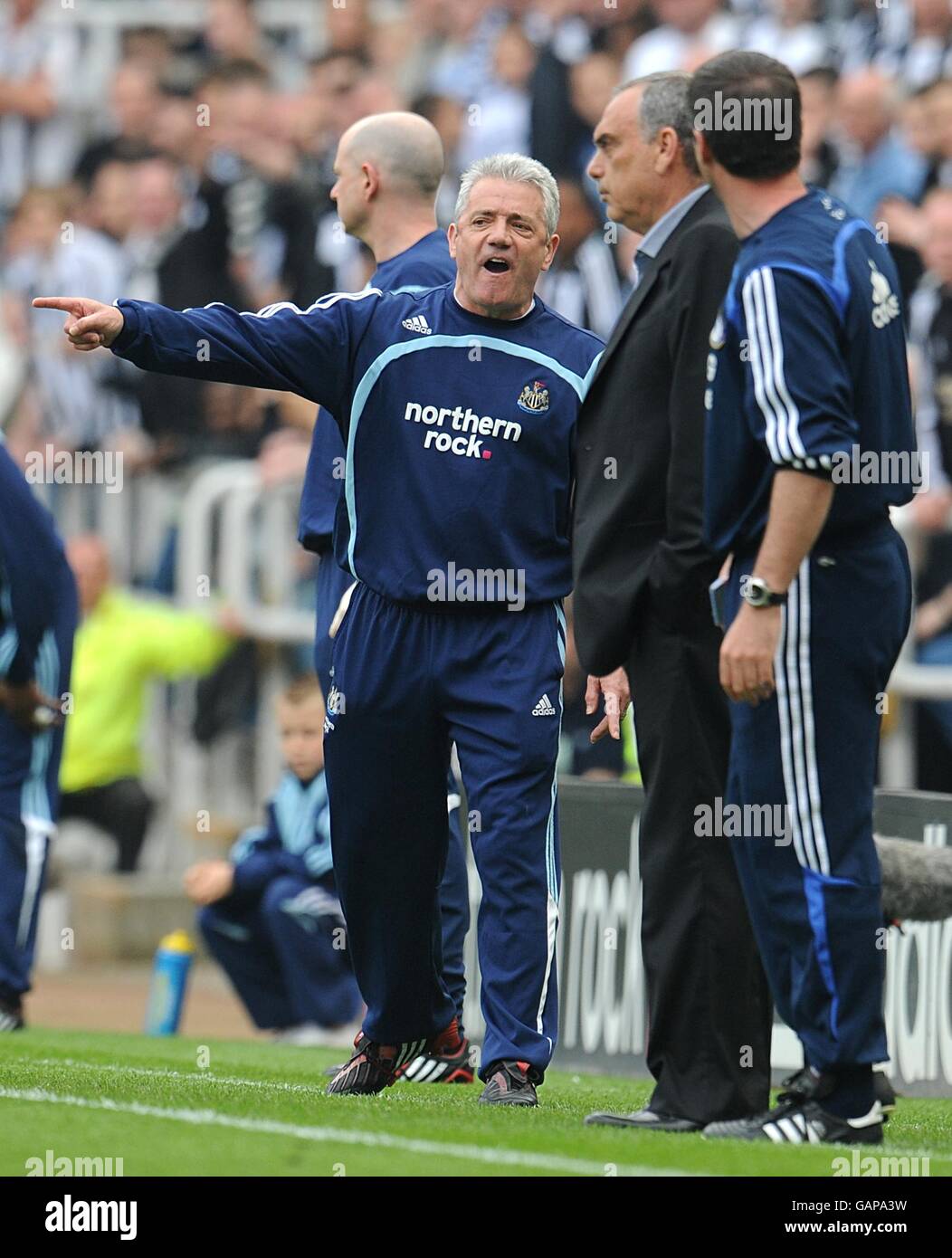 Newcastle United's manager Kevin Keegan confronts Chelsea's manager ...