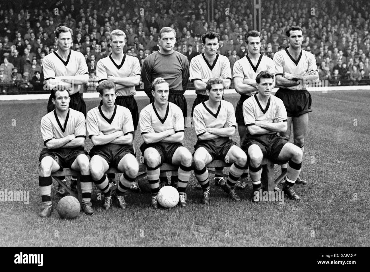 Wolverhampton Wanderers team group: (back row, l-r) Bill Slater, Ron ...