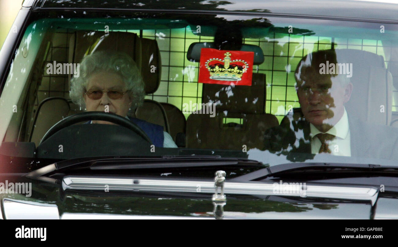 Queen elizabeth car driving hi-res stock photography and images - Alamy
