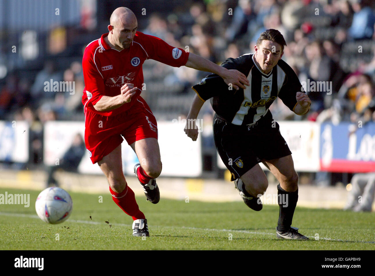 Notts County's Mark Stallard (r) and Chesterfield's Steve Blatherwick ...