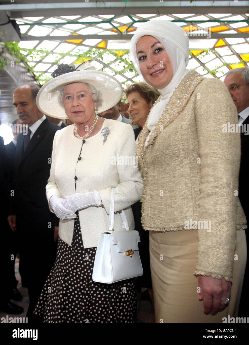 Britains queen elizabeth ii leaves with the president of turkey hi-res ...