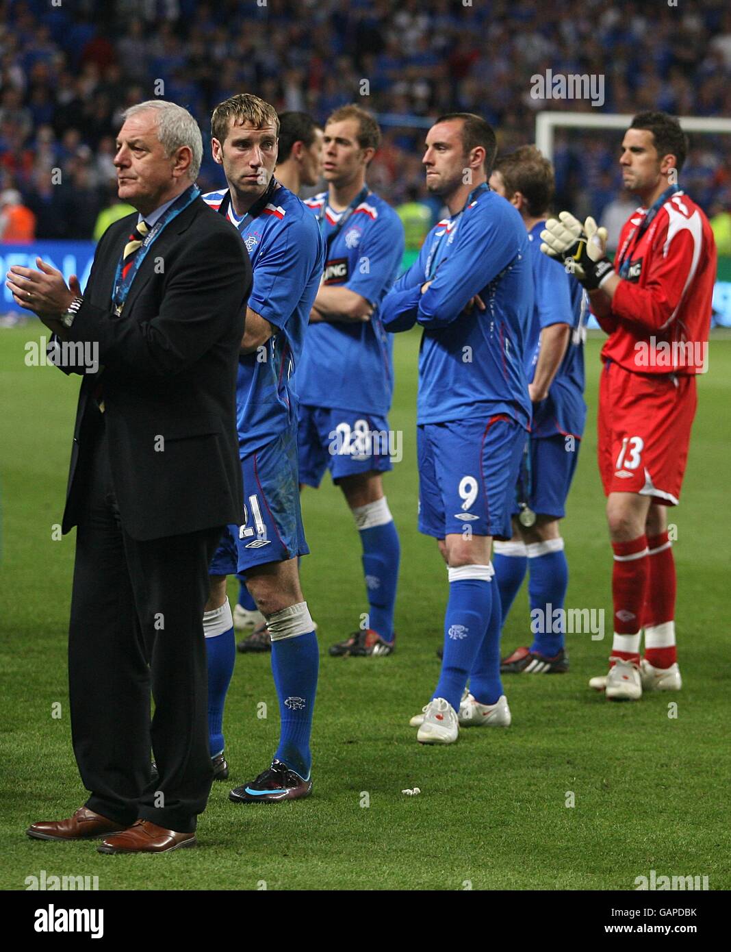 Rangers' manager Walter Smith (l) stands dejected with l-r; Kirk ...