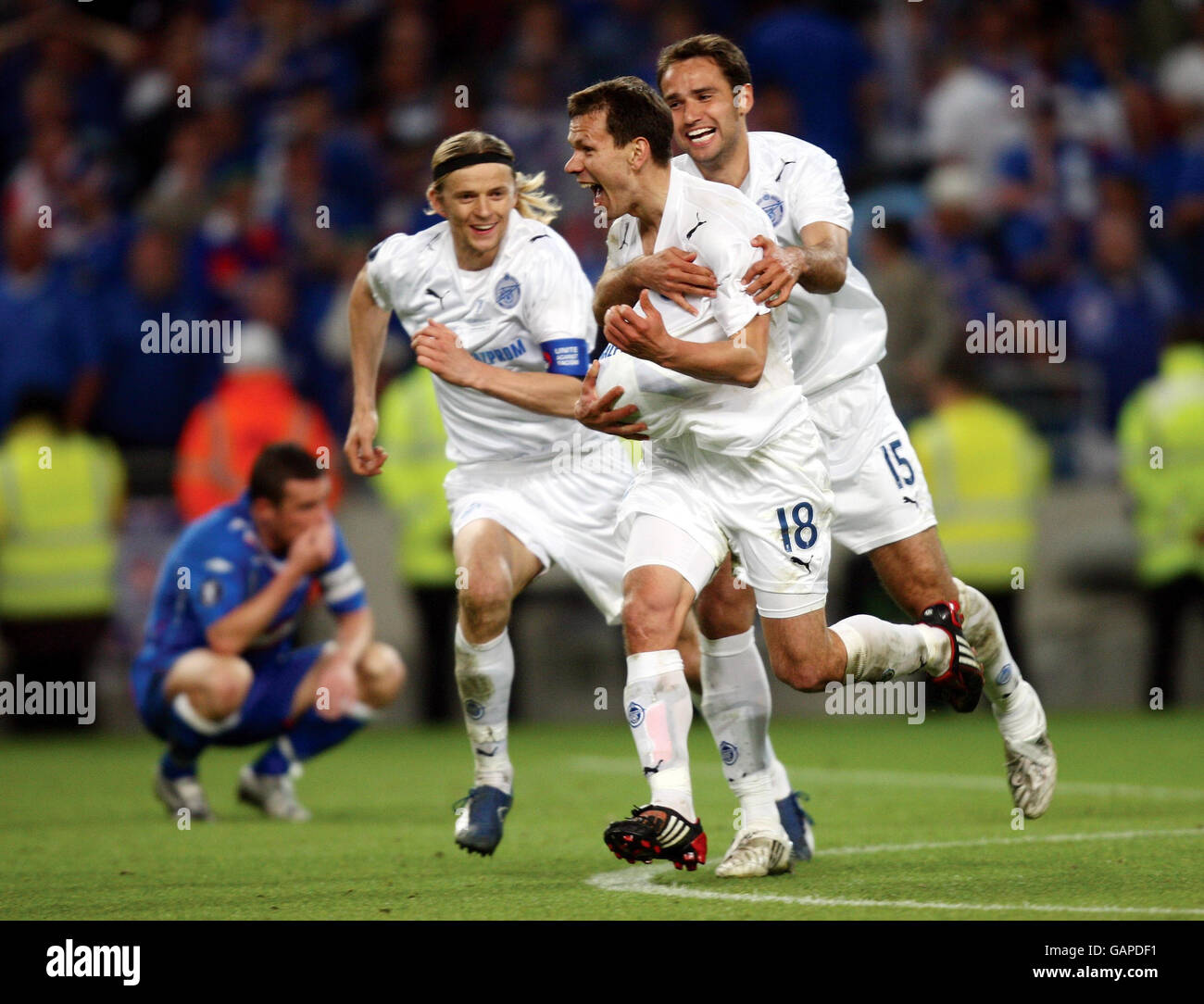 Rangers players celebrate during the uefa cup hi-res stock photography ...