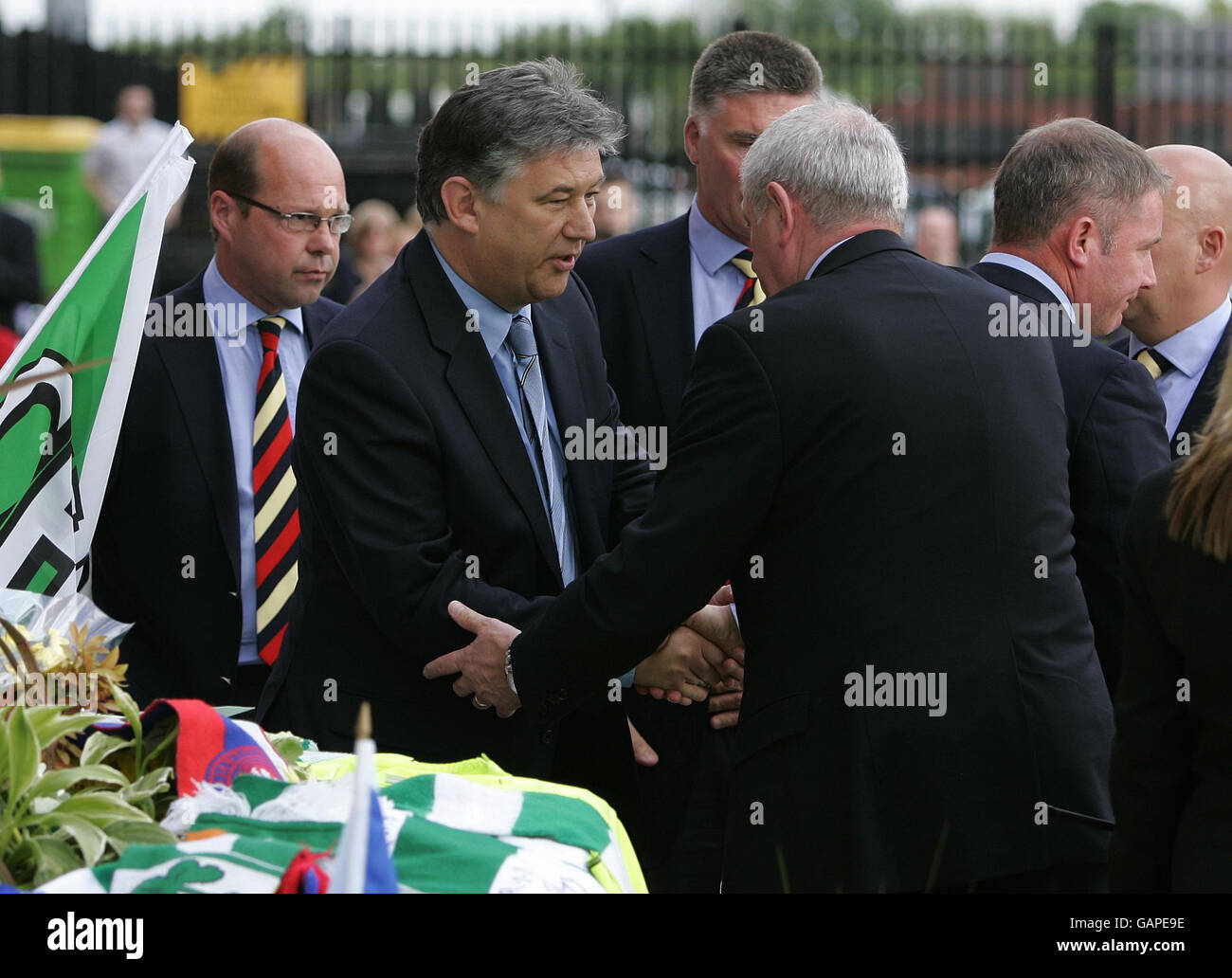 Celtic football scotland handshake hi-res stock photography and images ...