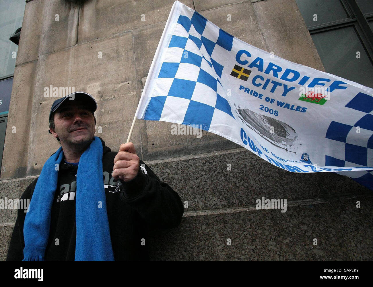 Cardiff city fan phil smart arrives at paddington station hi-res stock ...