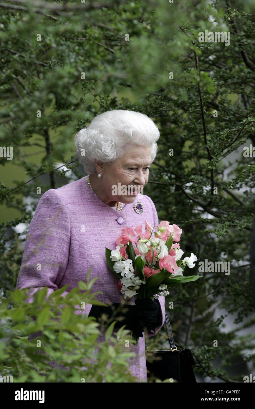 Queen chelsea flower show smiling hi-res stock photography and images ...