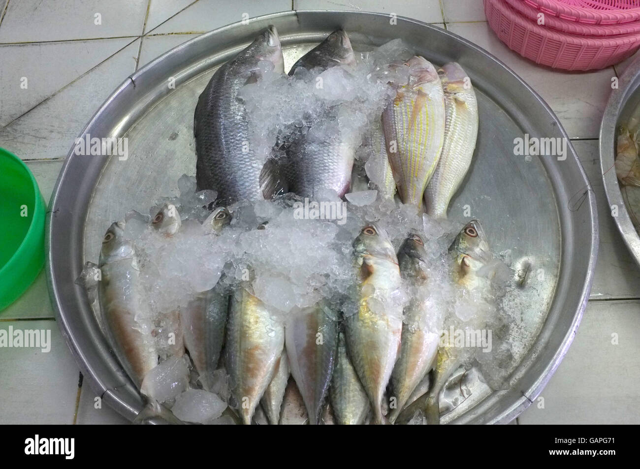 Raw fresh fish in tray of ice Stock Photo - Alamy