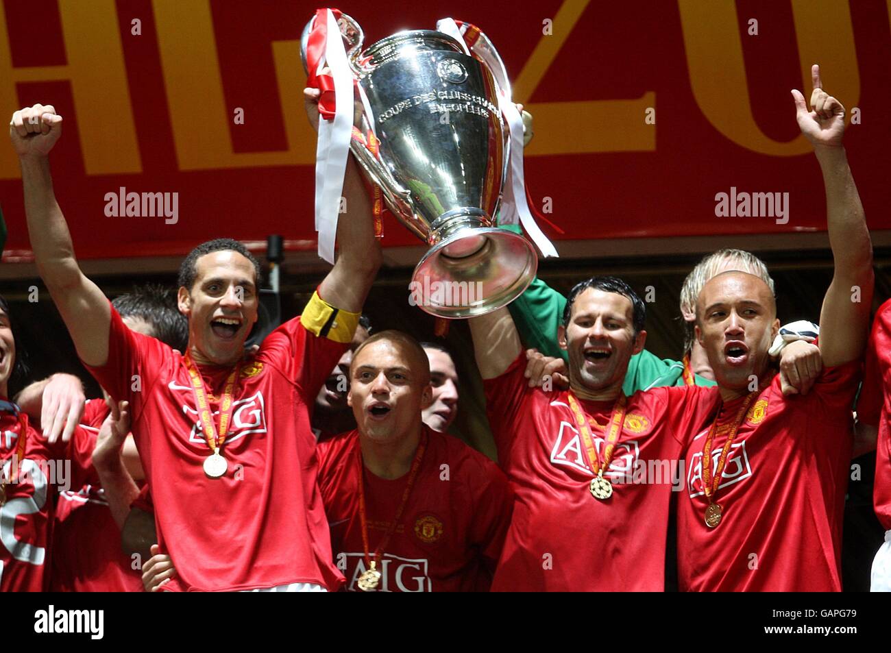 Manchester united lift the champions league trophy hi-res stock ...