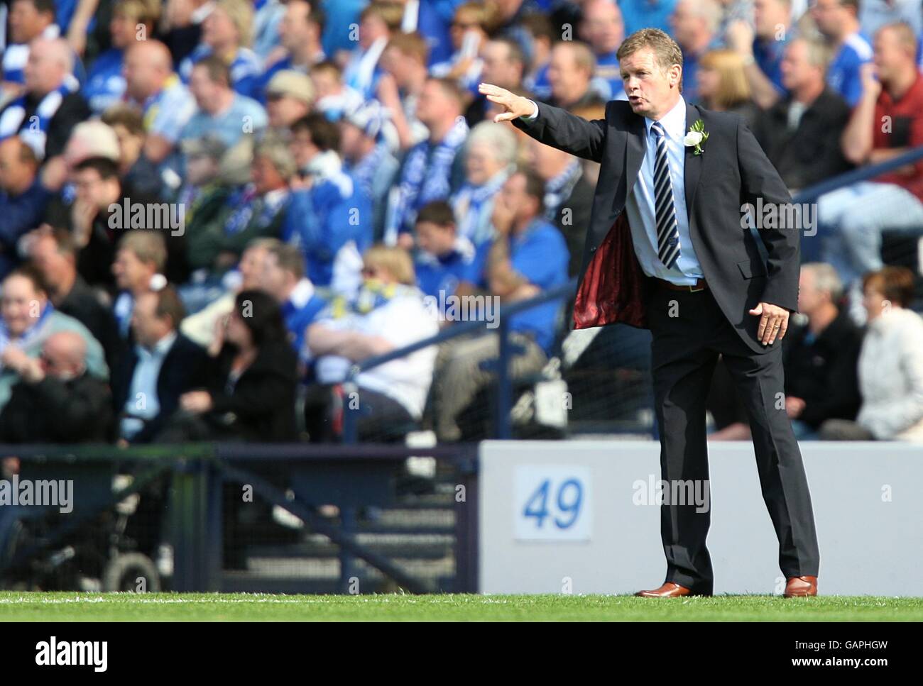 Queen of the south manager gordon chisholm hi-res stock photography and ...