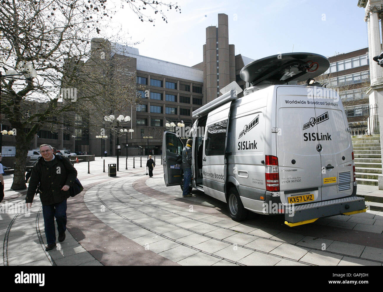 Tv news van outside courts hi-res stock photography and images - Alamy