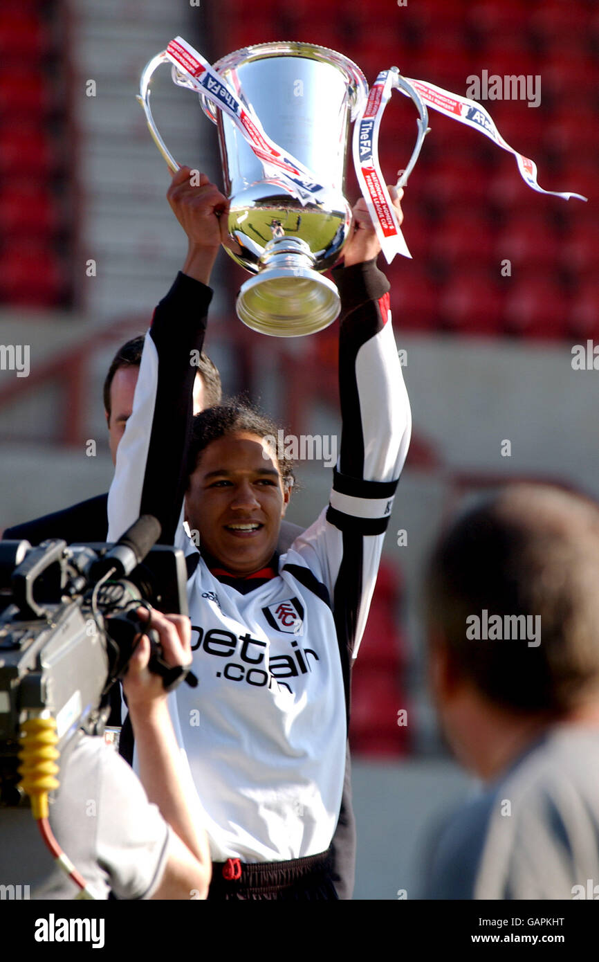 Fulham captain Mary Phillip celebrates with the trophy Stock Photo - Alamy