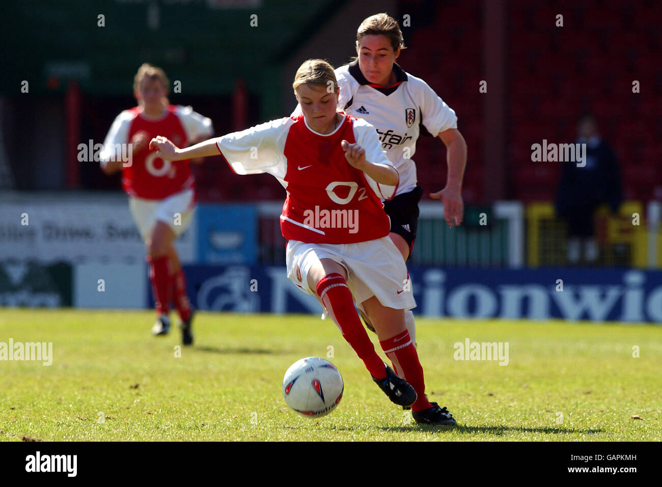 Fulhams kim jerray silver back closes down arsenals ellen maggs front ...