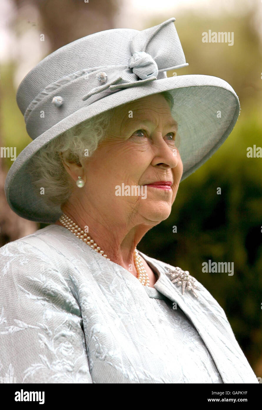 Queen elizabeth dancing hi-res stock photography and images - Alamy