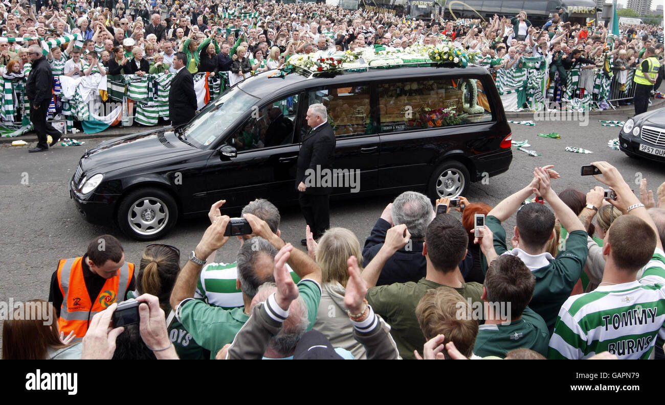 The funeral procession of Celtic legend Tommy Burns drives past Celtic ...