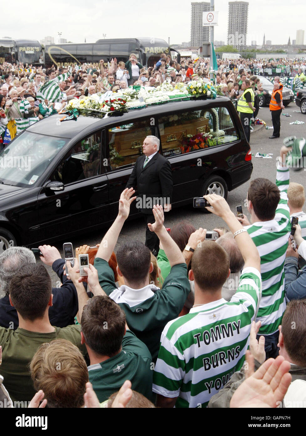 The funeral procession of Celtic legend Tommy Burns drives past Celtic ...