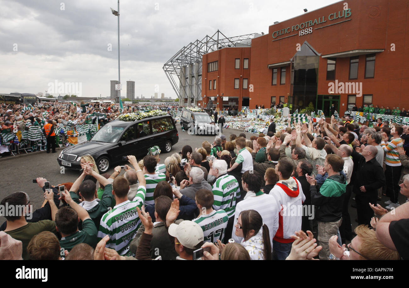 The funeral procession of Celtic legend Tommy Burns drives past Celtic ...