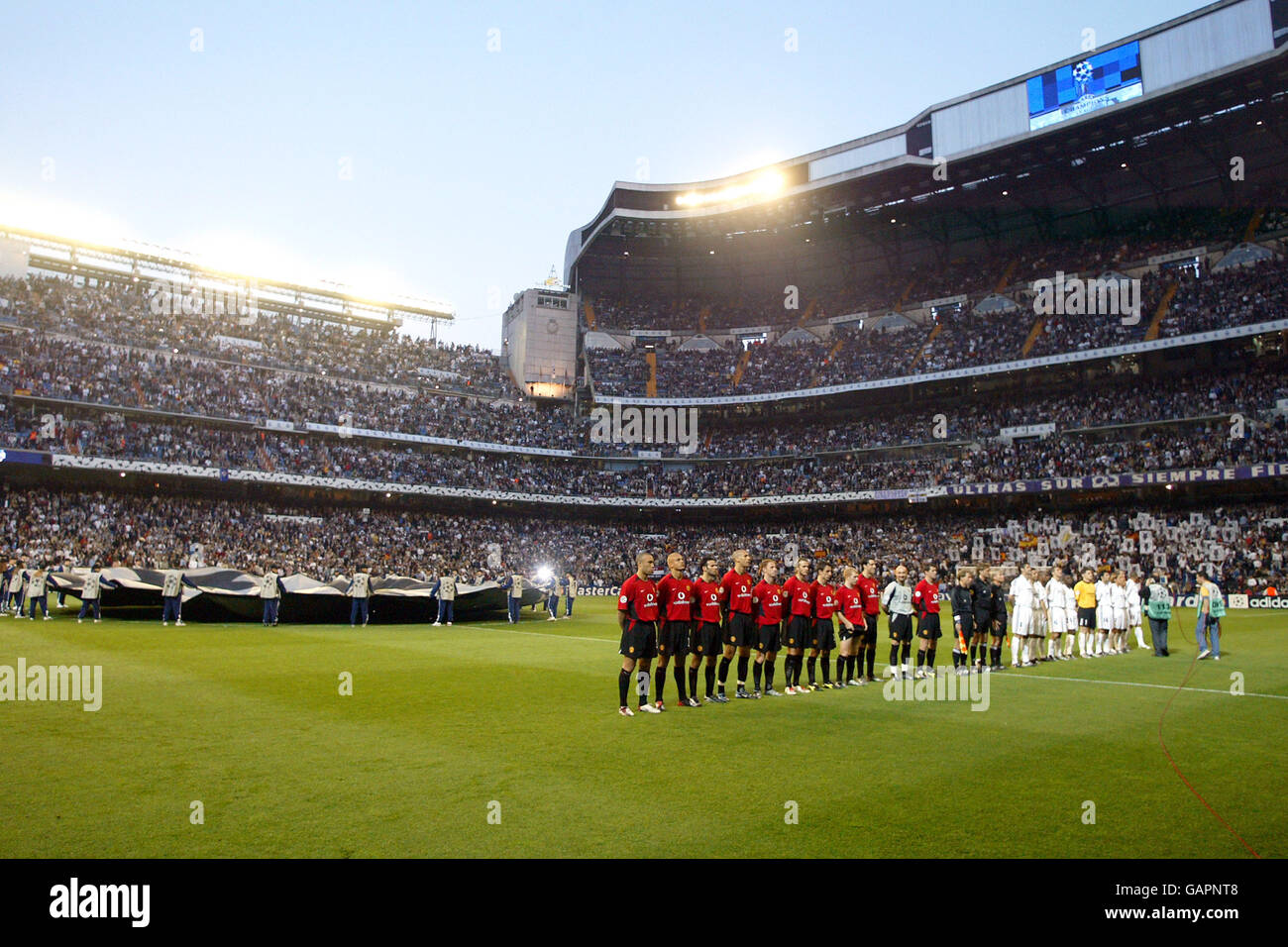 Teams line up before game hi-res stock photography and images - Alamy