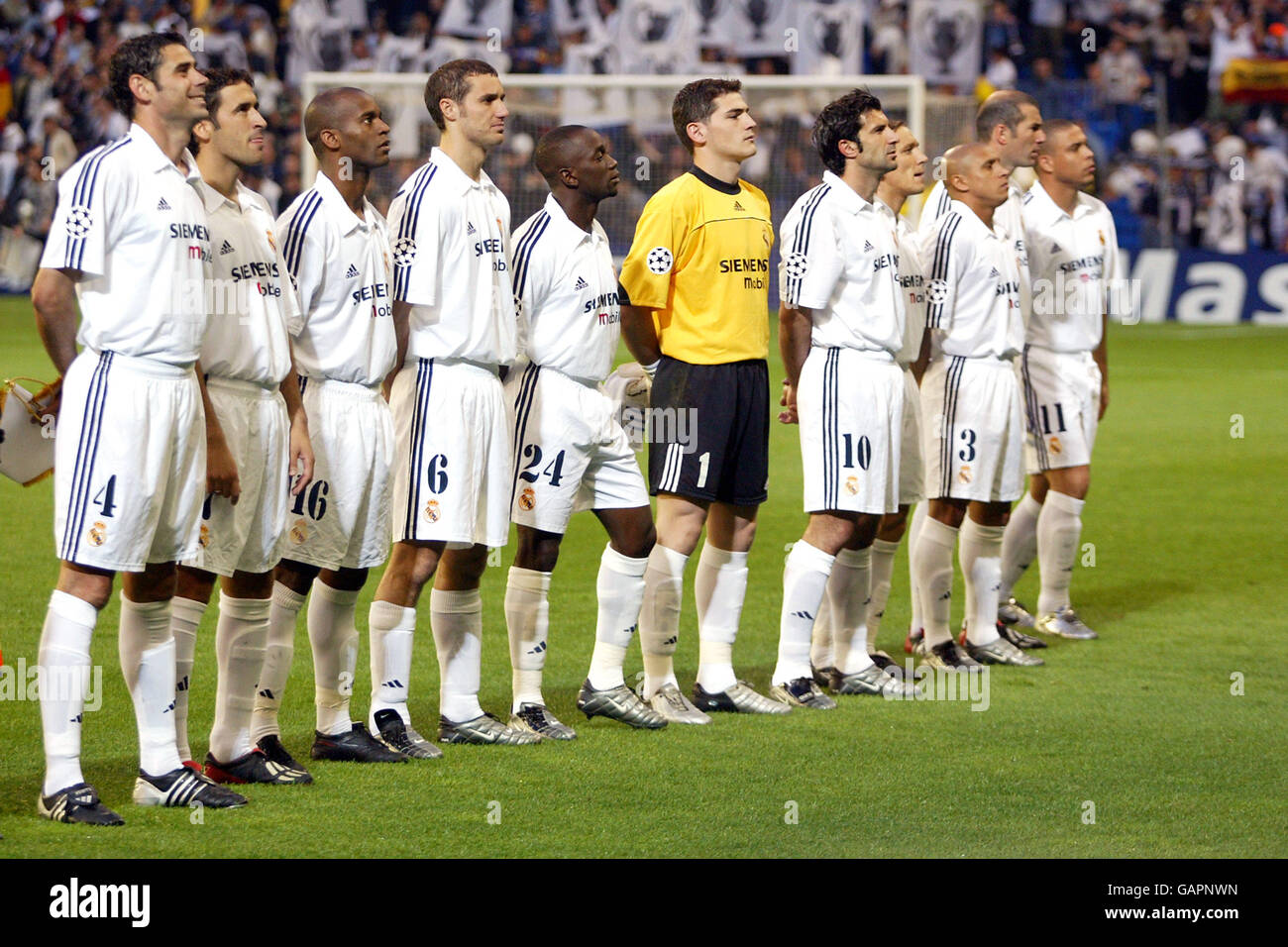 The real madrid team line up before the game hi-res stock photography ...