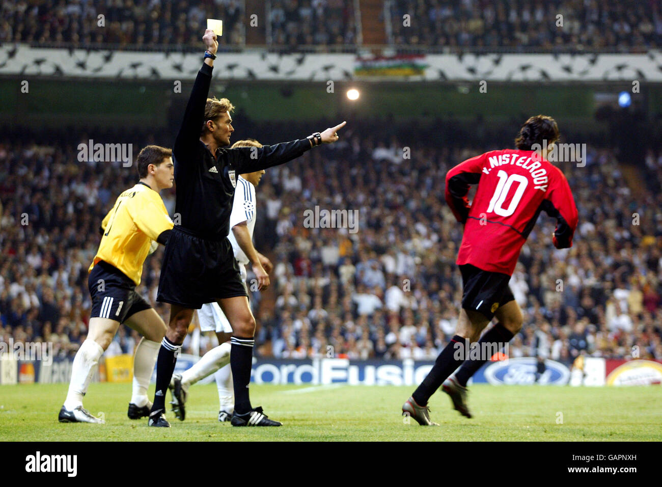 (L-R) Refree Anders Frisk shows Manchester United's Ruud Van Nistelrooy ...