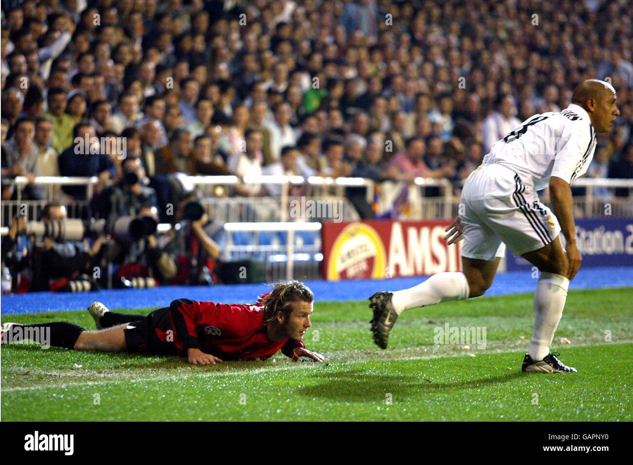 Real Madrid's Roberto Carlos (r) leaves Manchester United's David ...