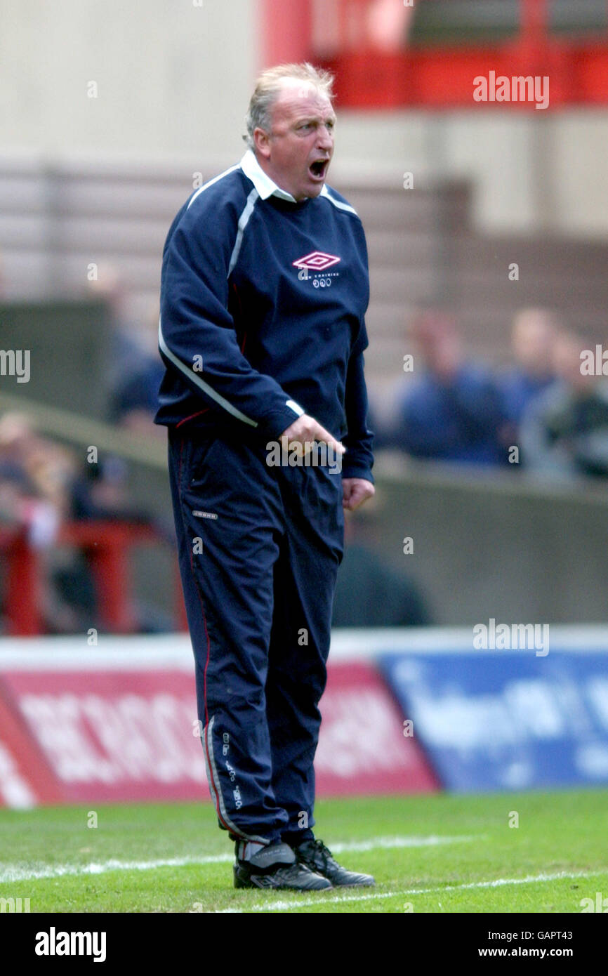 Nottingham Forest's manager Paul Hart urges his team on to victory ...