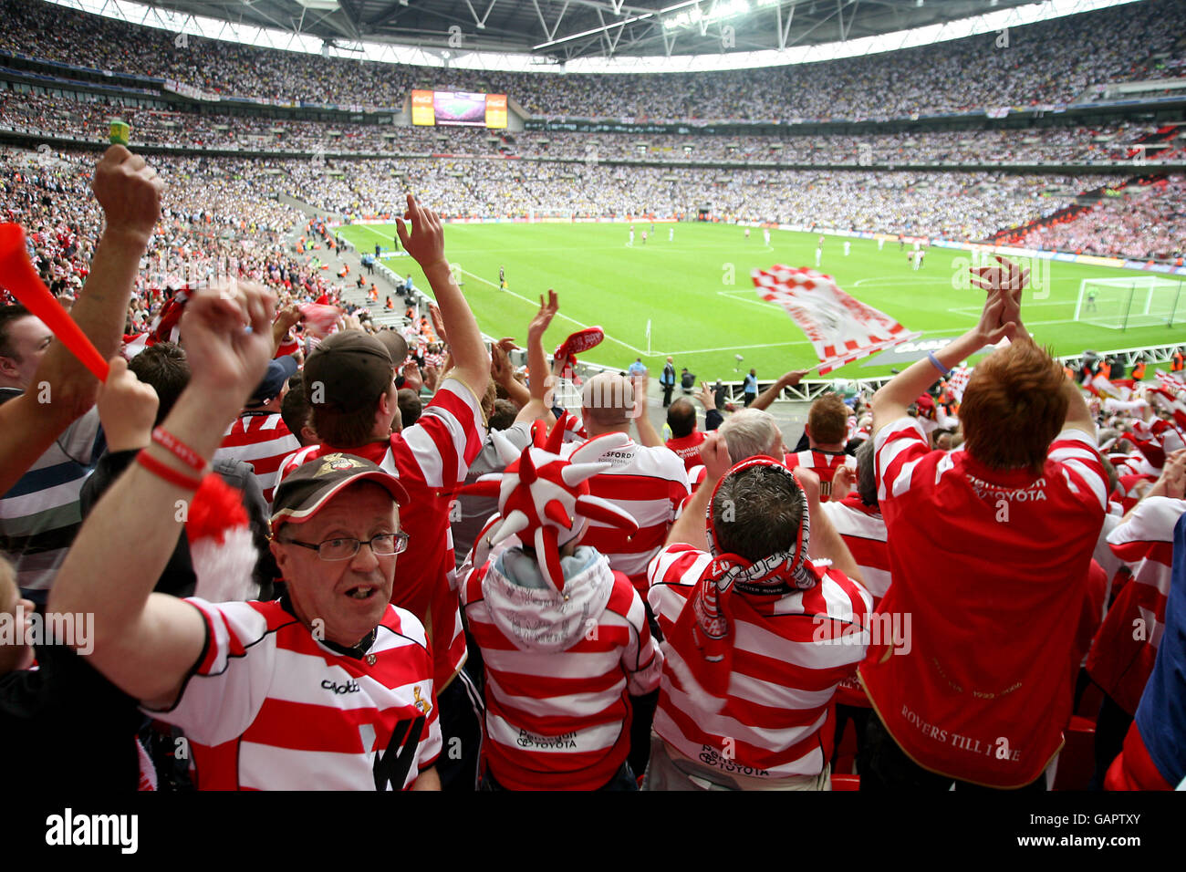 Doncaster rovers fans in stands hi-res stock photography and images - Alamy