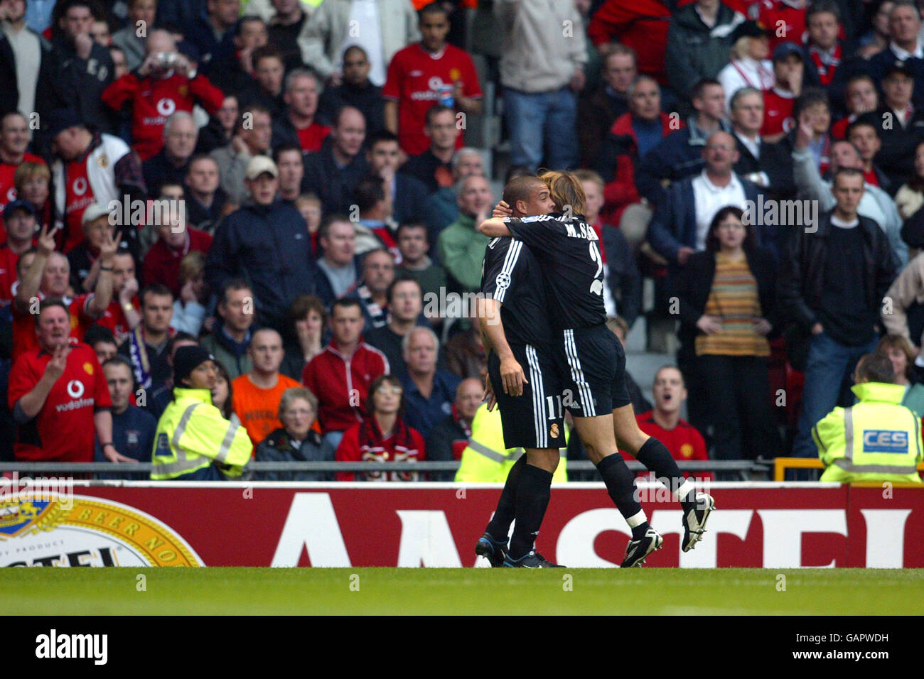 Real Madrid's Michel Salgado (l) congratulates Ronaldo (r) on scoring ...