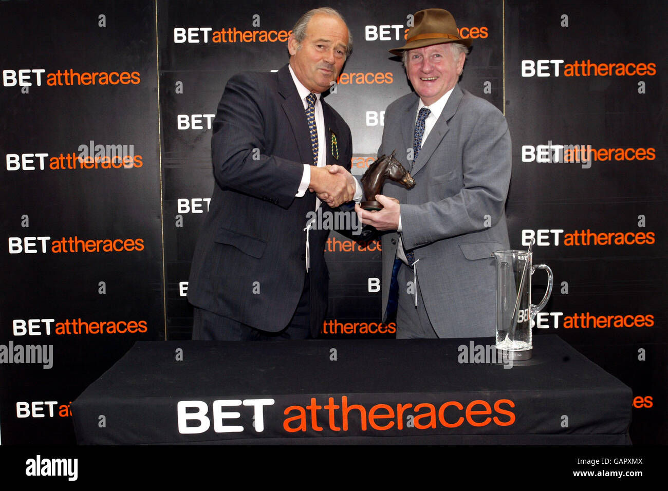 Trainer martin pipe hi-res stock photography and images - Alamy