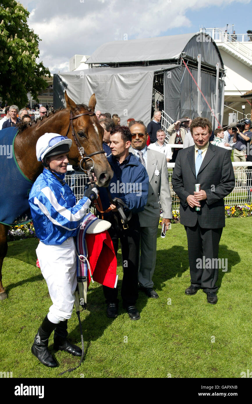 Horse racing sandown attheraces gold cup celebration meeting hi-res ...
