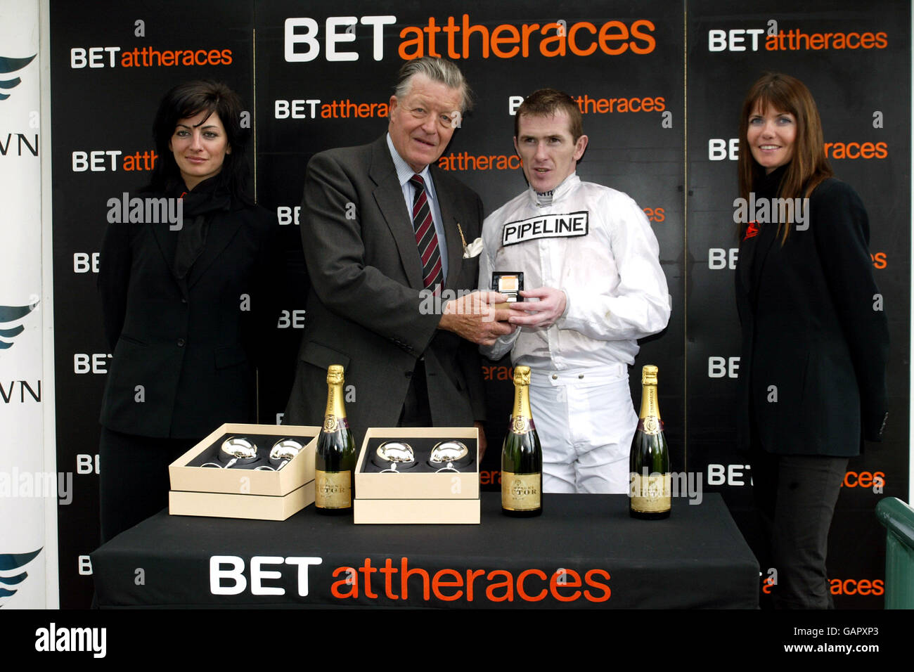 Queen horse racing celebration hi-res stock photography and images - Alamy