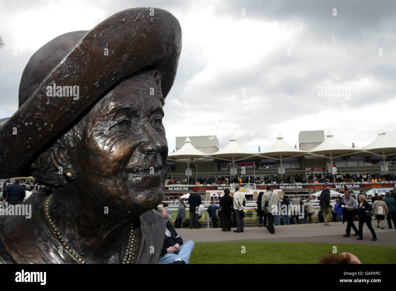 Horse racing sandown attheraces gold cup celebration meeting hi-res ...