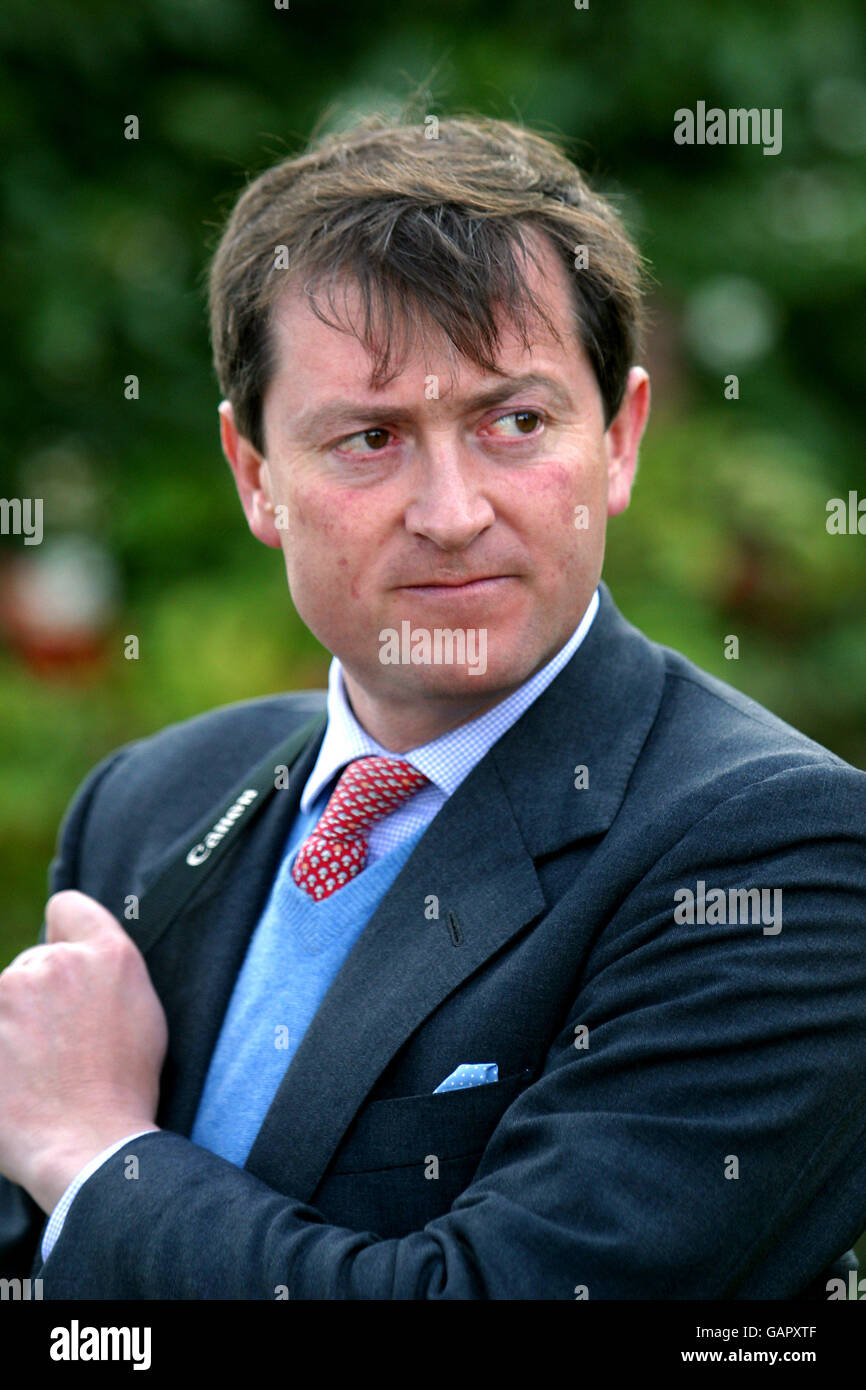 Horse racing sandown attheraces gold cup celebration meeting hi-res ...