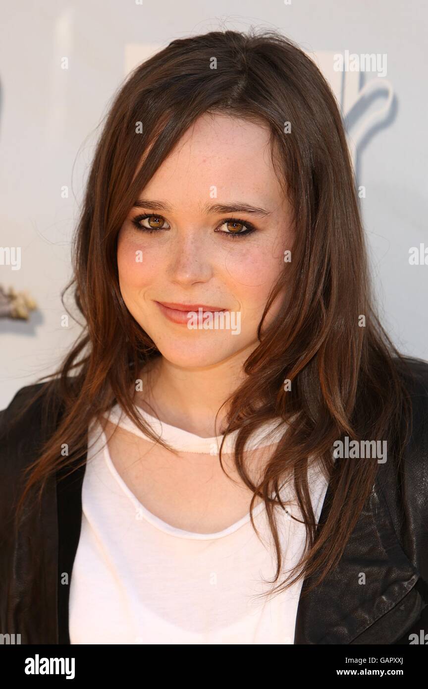 Ellen page arrives at the 2008 mtv movie awards hi-res stock ...