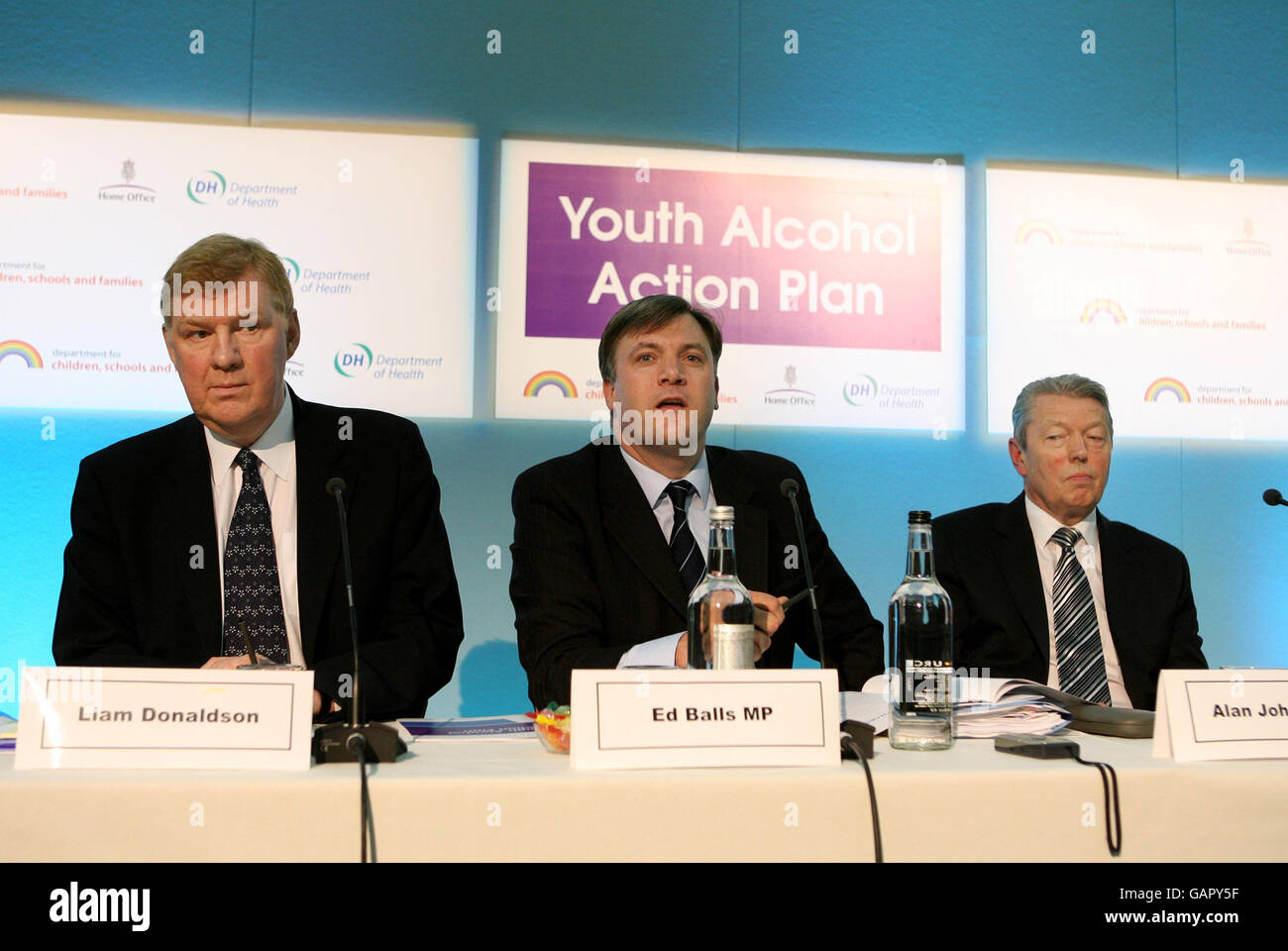 (Left to right) Chief Medical Officer, Sir Liam Donaldson, Secretary of ...