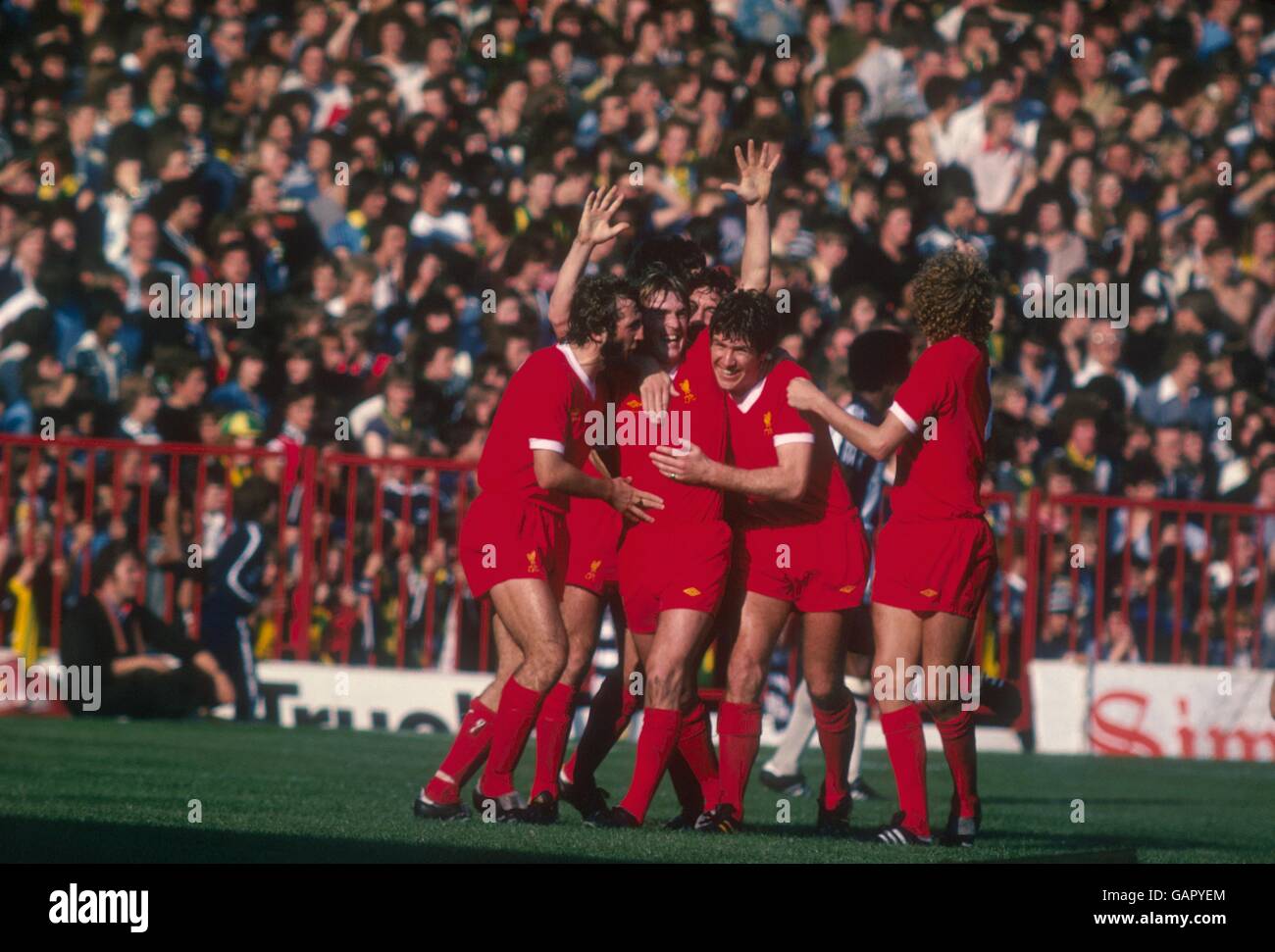 Emlyn hughes phil thompson scoring teams goal in 1 1 draw hi-res stock ...