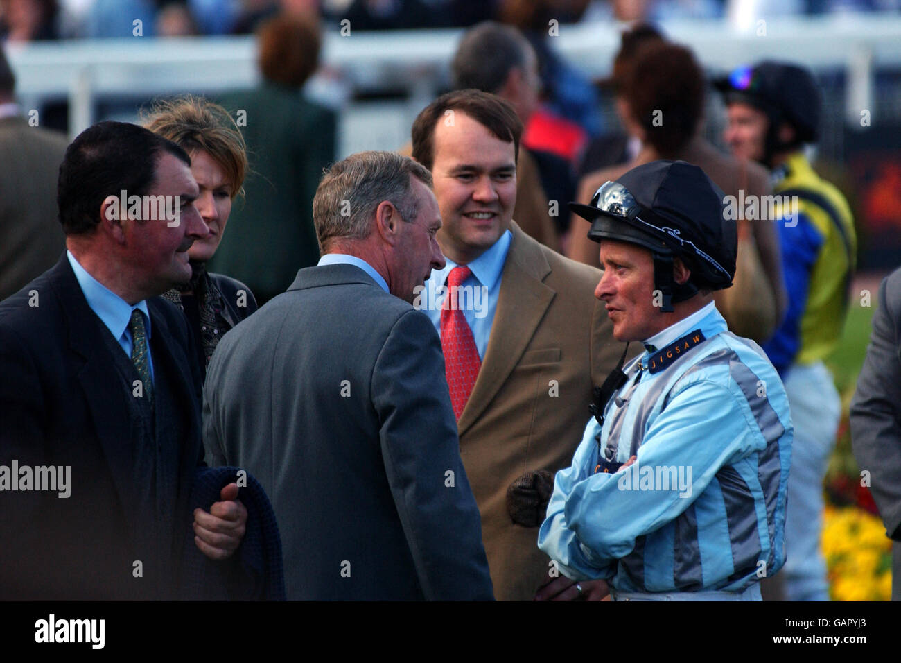 Jockey Pat Eddery (r) talks to Arjay's Owner Dr John Hollowood Stock ...