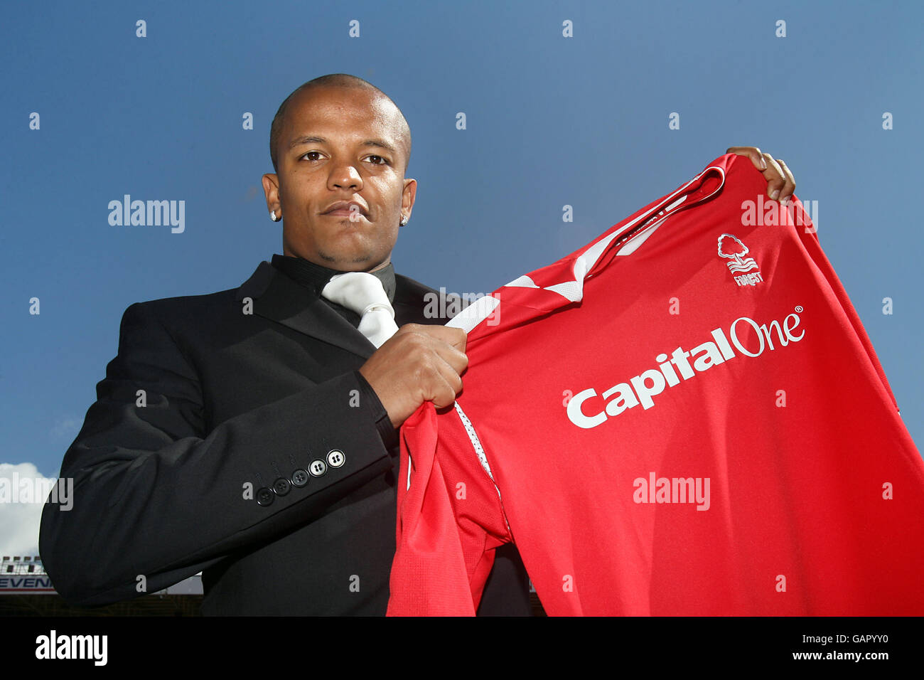 Nottingham forests new signing robert earnshaw hi-res stock photography ...
