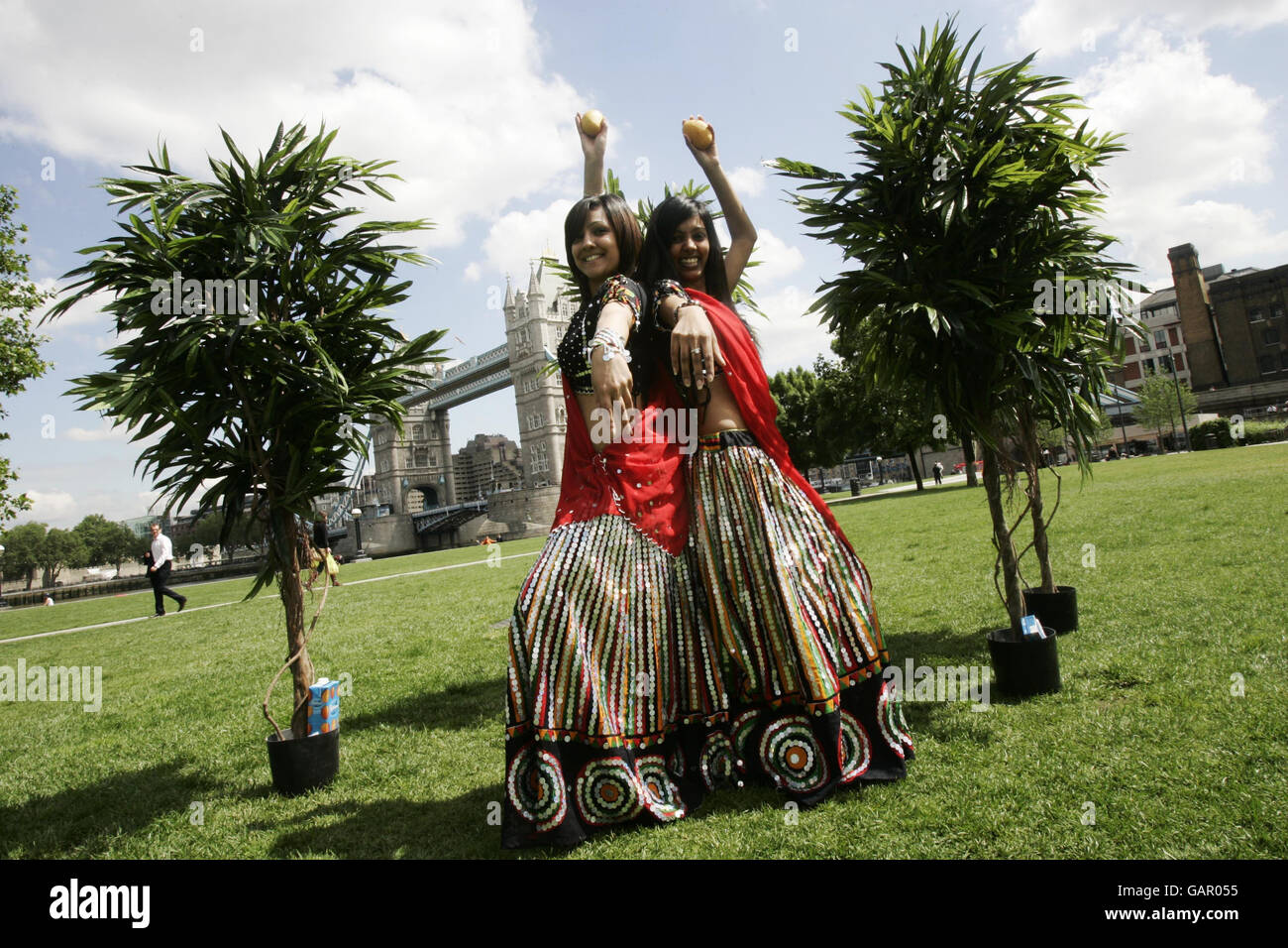 Bollywood dancers Seema Jattan (left) and Simran Virdee from Honeys ...