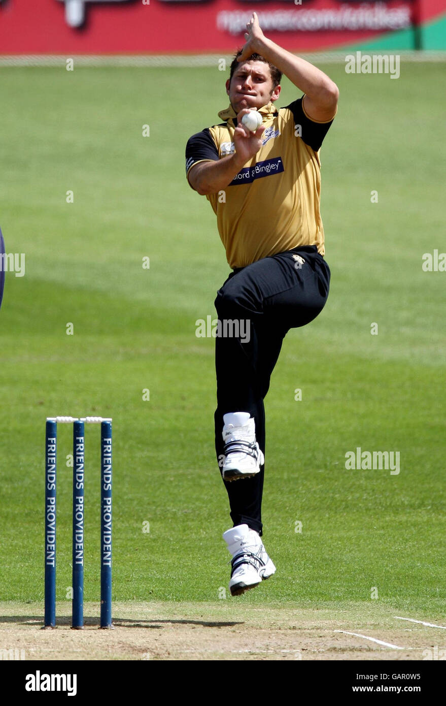 Yorkshires tim bresnan bowls hi-res stock photography and images - Alamy