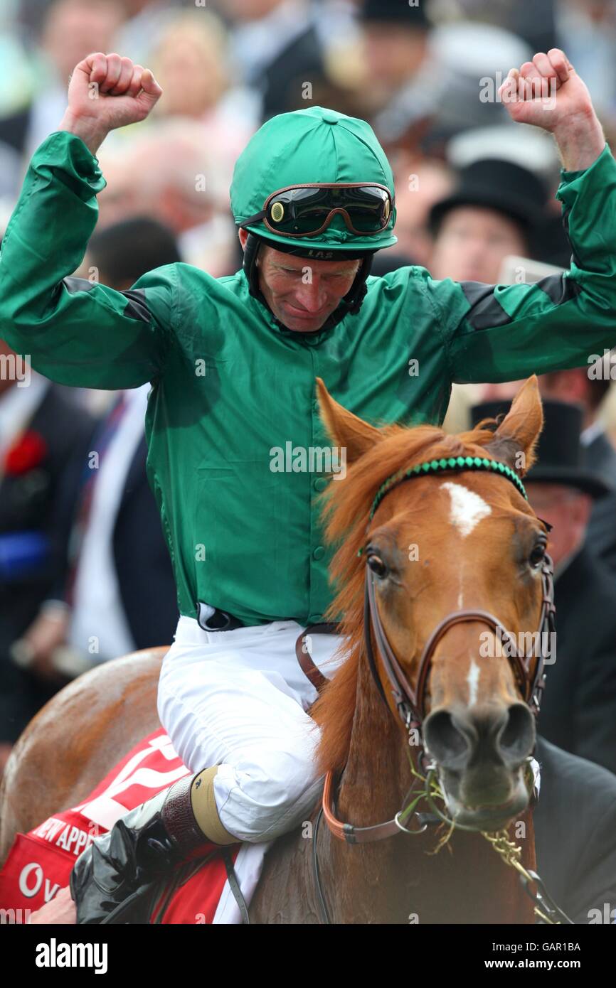 New approach horse hi-res stock photography and images - Alamy