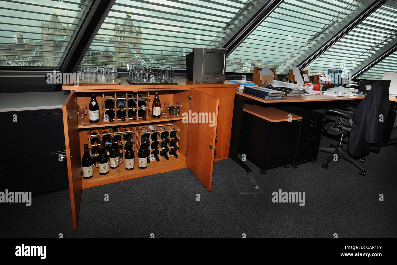 Boris johnson office desk hi-res stock photography and images - Alamy