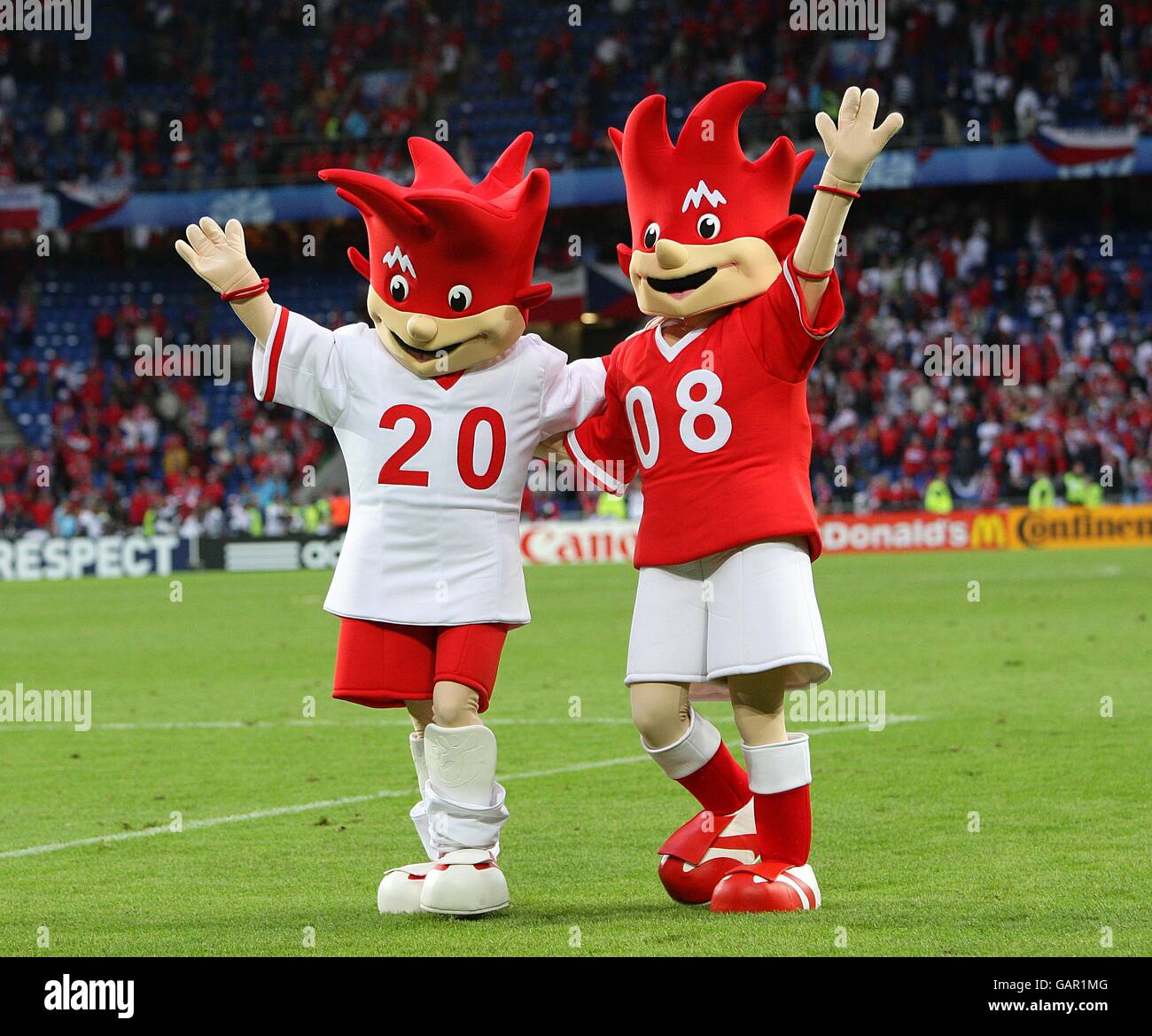 Mascots half time hi-res stock photography and images - Alamy