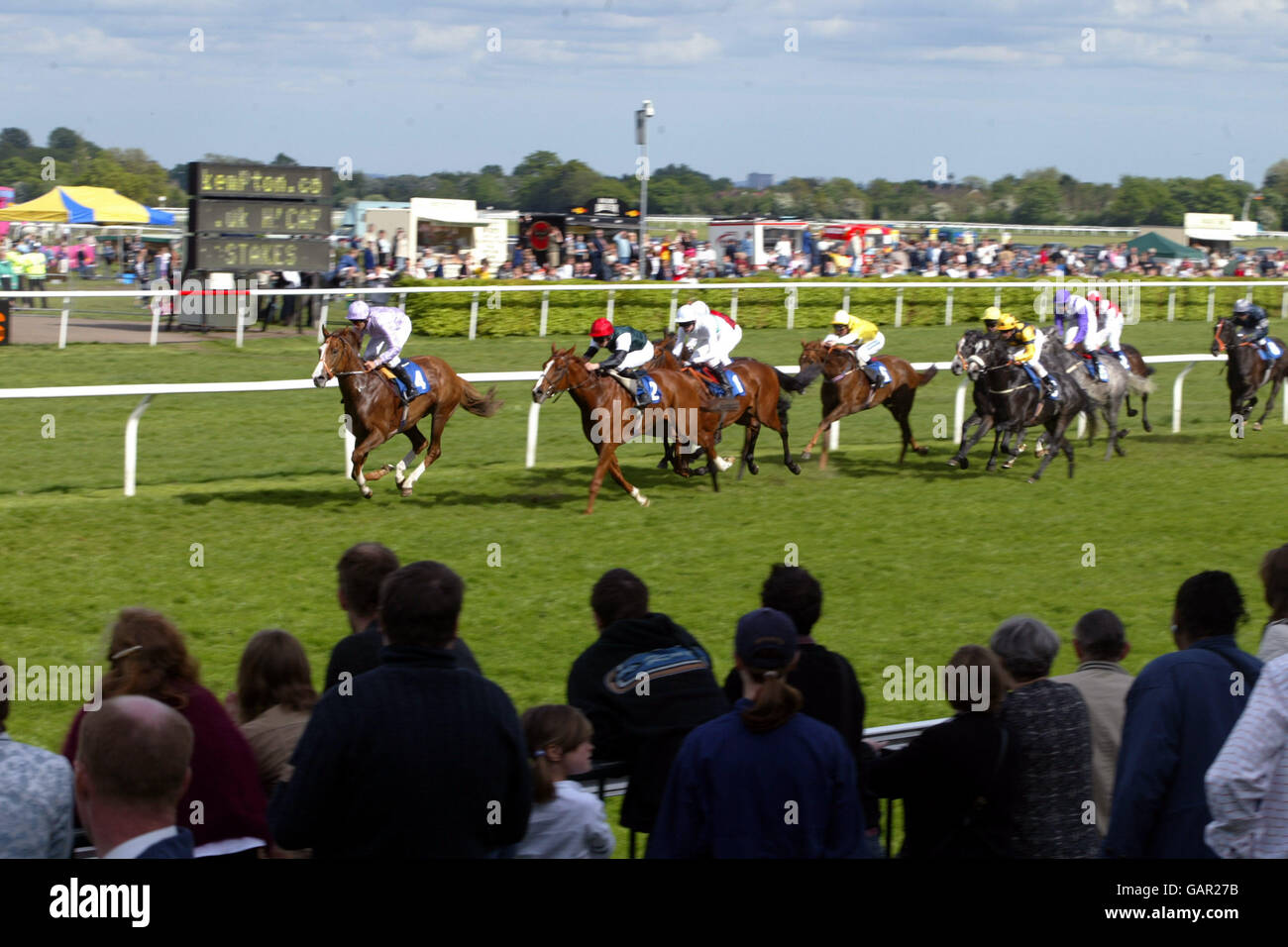 Horse Racing - Kempton Park Racecourse Stock Photo - Alamy