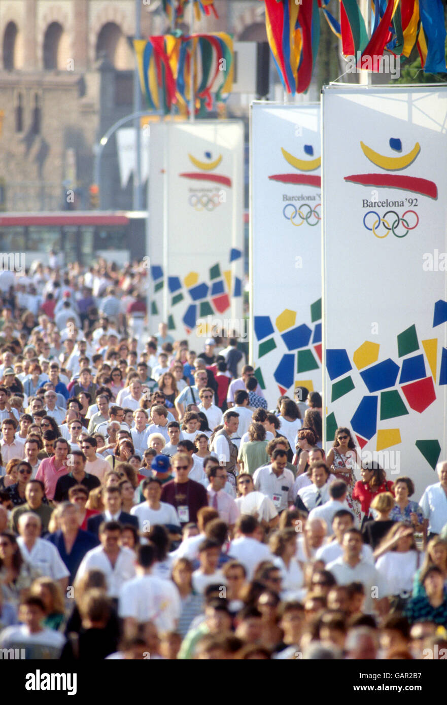 Crowds of spectators make their way to the Olympic Stadium Stock Photo ...