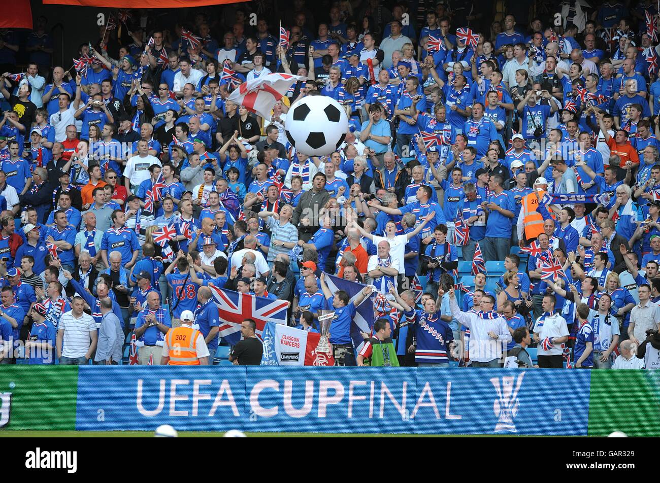 Fc zenit saint petersburg fans hi-res stock photography and images - Alamy